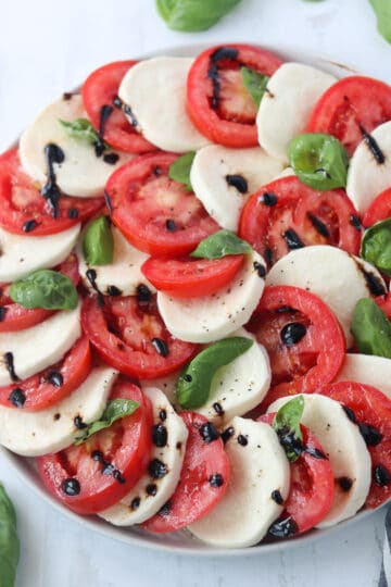 Easy Low Carb Caprese Salad (2 net carbs, 11g protein)